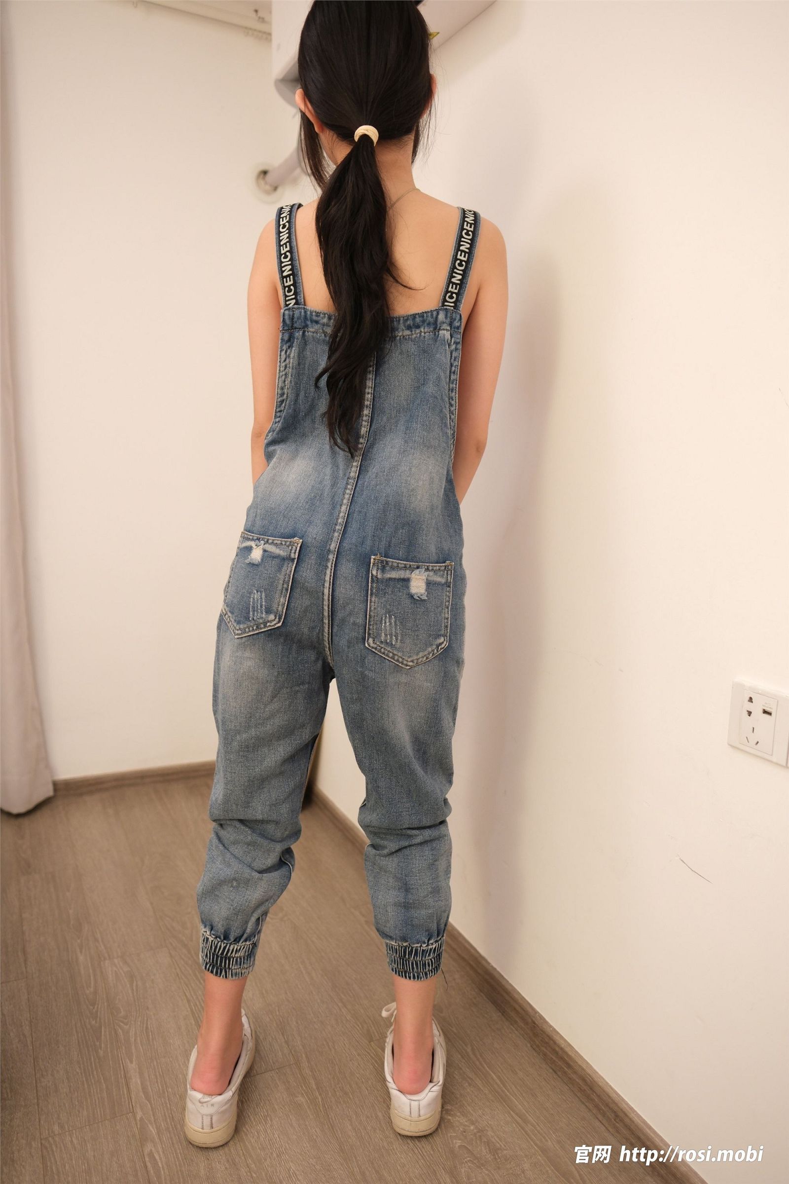 [ROSI美女图]2025.05.30 NO.4925 - 专注模特写真及周边产业的互动平台