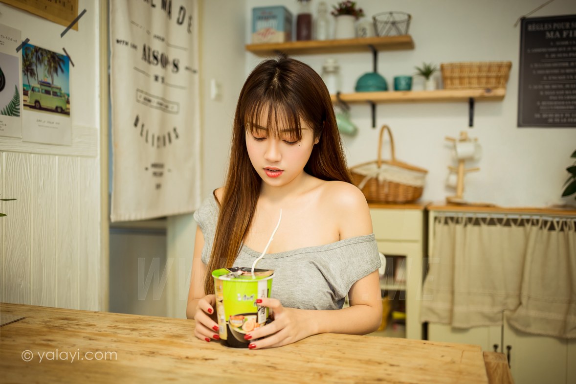 YALAYI 雅拉伊 Vol.710 新颖《吃货女友》 - 尤物秀专注美女套图分享！
